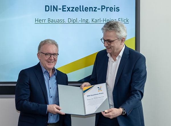 Verleihung des DIN-Exzellenz-Preises an Bauass. Dipl.-Ing. Karl-Heinz Flick