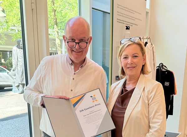 Verleihung des DIN-Exzellenz-Preises an Dipl.-Ing. Helmut Fahrenholz